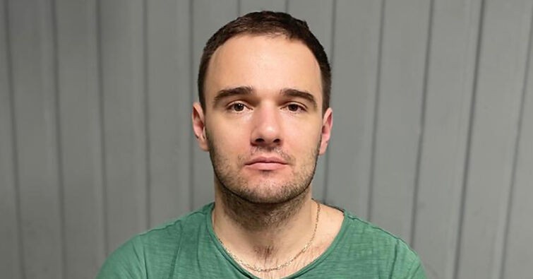 Денис ухватился за водосточную трубу, но все равно сорвался | Правмир